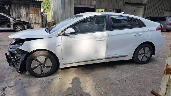 White Hyundai Ioniq 2021 in Kaunas, with an engine capacity of 1.58 L and mileage of 126 thousand km for 5250 €, photo 3 on AUTOMOTO.COM.LV