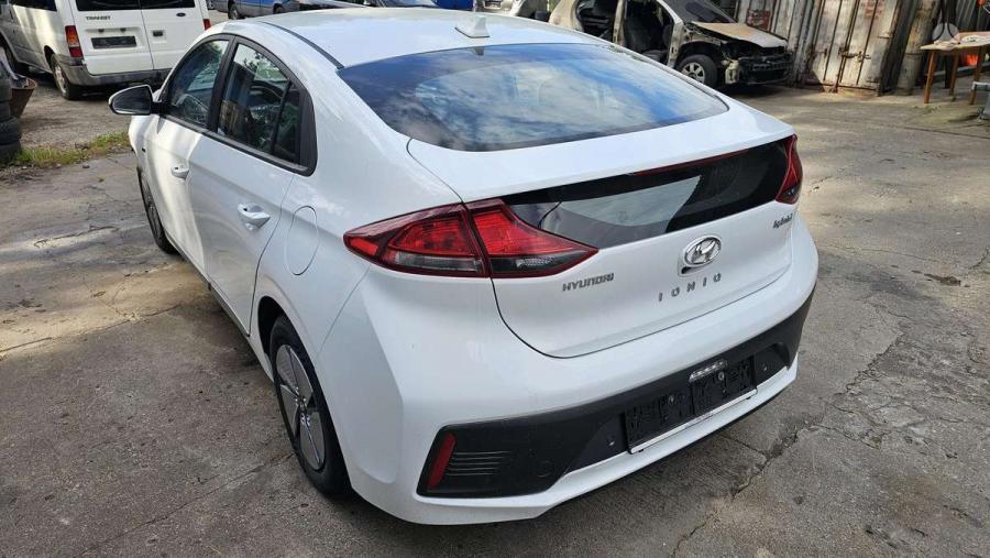 White Hyundai Ioniq 2021 in Kaunas, with an engine capacity of 1.58 L and mileage of 126 thousand km for 5250 €, photo 5 on AUTOMOTO.COM.LV