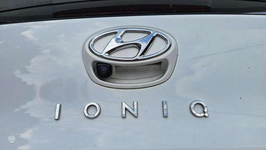 White Hyundai Ioniq 2021 in Kaunas, with an engine capacity of 1.58 L and mileage of 126 thousand km for 5250 €, photo 10 on AUTOMOTO.COM.LV