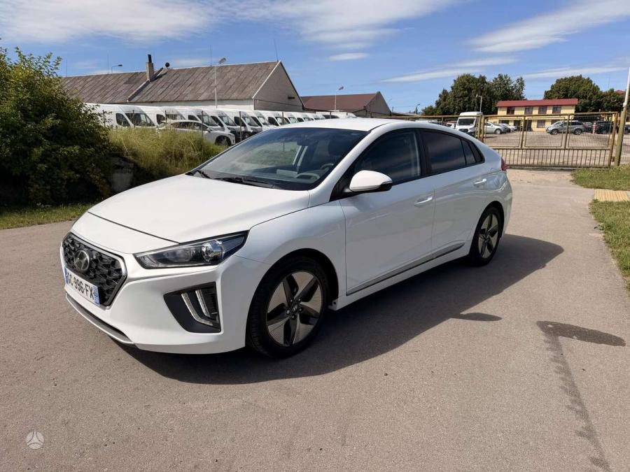Белый Хендай Ioniq 2021 в Таураге, объемом двигателя 1.58 л и пробегом 332 тыс. км за 10000 €, фото 1 на AUTOMOTO.COM.LV