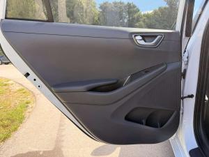 Белый Хендай Ioniq 2021 в Таураге, объемом двигателя 1.58 л и пробегом 332 тыс. км за 10000 €, фото 25 на AUTOMOTO.COM.LV