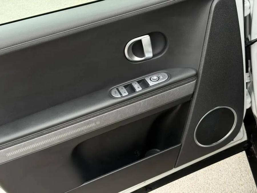 Balts Hyundai Ioniq 2023 Jūrmala, ar dzinēja tilpumu 0.00 L un nobraukumu 35 tūkst. km par 29950 €, foto 29 vietnē AUTOMOTO.COM.LV