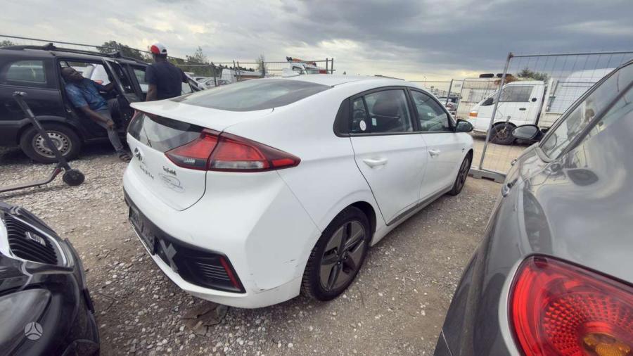 Balts Hyundai Ioniq 2019 Panevēža, ar dzinēja tilpumu 1.58 L un nobraukumu 200 tūkst. km par 7000 €, foto 9 vietnē AUTOMOTO.COM.LV