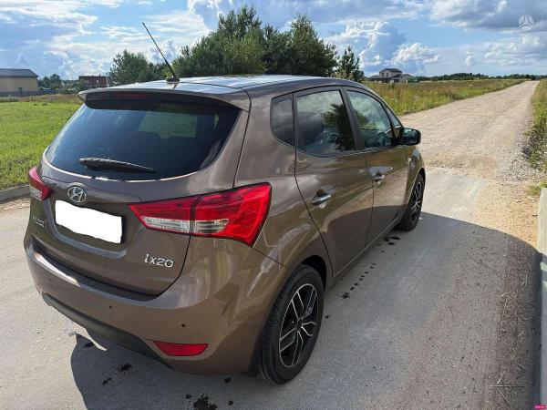 Brown Hyundai ix20 2013 in Vilnius, with an engine capacity of 1.59 L and mileage of 118 thousand km for 5100 €, photo 3 on AUTOMOTO.COM.LV