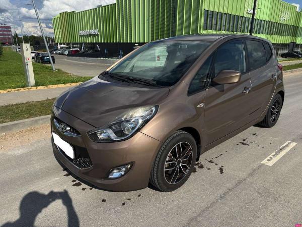 Brown Hyundai ix20 2013 in Vilnius, with an engine capacity of 1.59 L and mileage of 118 thousand km for 5100 €, photo 4 on AUTOMOTO.COM.LV