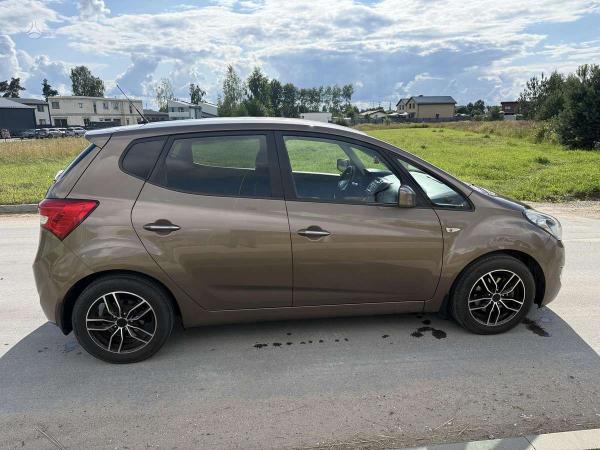 Brown Hyundai ix20 2013 in Vilnius, with an engine capacity of 1.59 L and mileage of 118 thousand km for 5100 €, photo 8 on AUTOMOTO.COM.LV