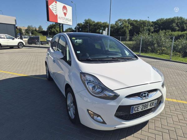 White Hyundai ix20 2012 in Taurage, with an engine capacity of 1.58 L and mileage of 215 thousand km for 3500 €, photo 3 on AUTOMOTO.COM.LV