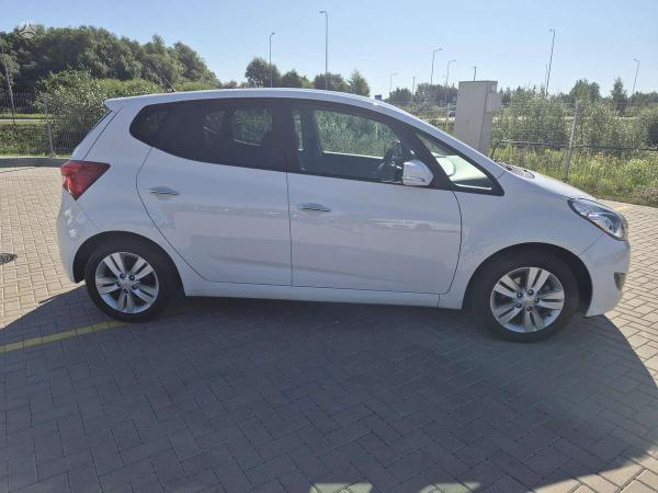 White Hyundai ix20 2012 in Taurage, with an engine capacity of 1.58 L and mileage of 215 thousand km for 3500 €, photo 4 on AUTOMOTO.COM.LV