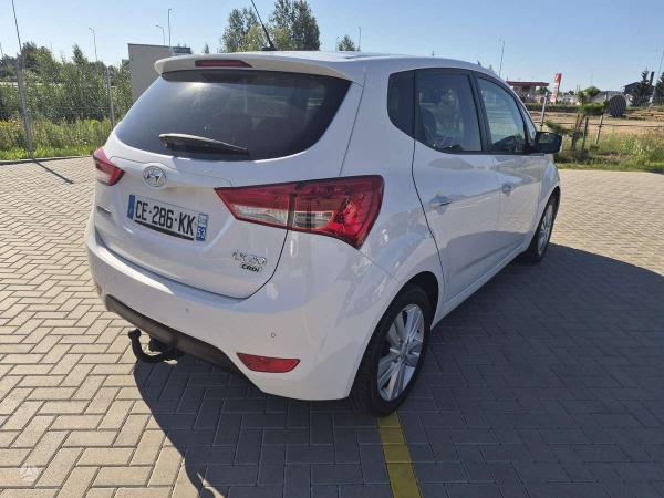 White Hyundai ix20 2012 in Taurage, with an engine capacity of 1.58 L and mileage of 215 thousand km for 3500 €, photo 8 on AUTOMOTO.COM.LV