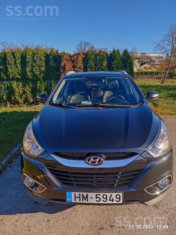 Black Hyundai ix35 2010 in Riga, with an engine capacity of 2.00 L and mileage of 230 thousand km for 4300 €, photo 7 on AUTOMOTO.COM.LV