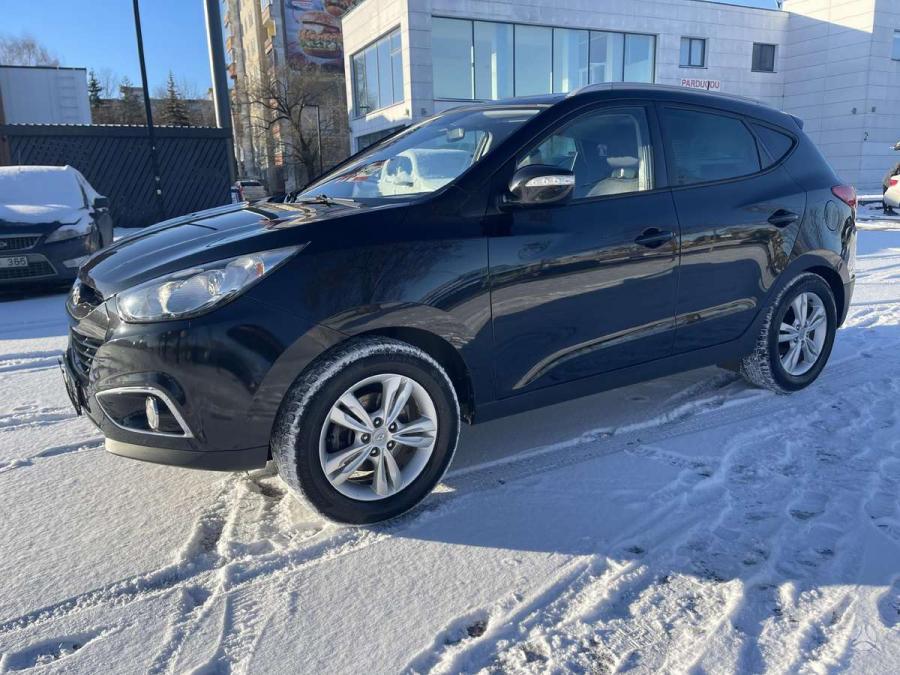Black Hyundai ix35 2010 in Kaunas, with an engine capacity of 2.00 L and mileage of 223 thousand km for 4250 €, photo 3 on AUTOMOTO.COM.LV