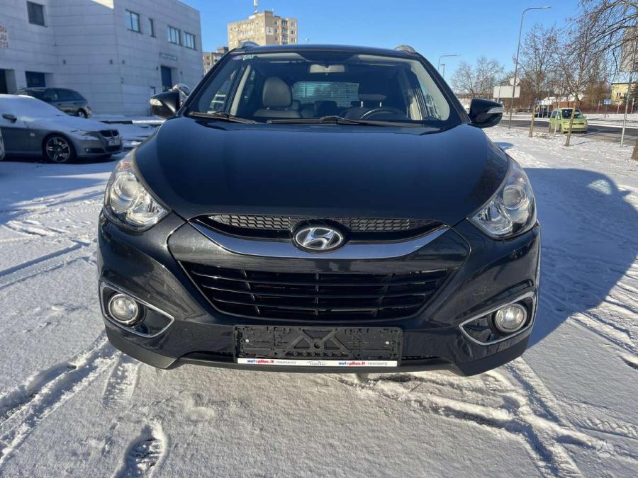 Black Hyundai ix35 2010 in Kaunas, with an engine capacity of 2.00 L and mileage of 223 thousand km for 4250 €, photo 4 on AUTOMOTO.COM.LV