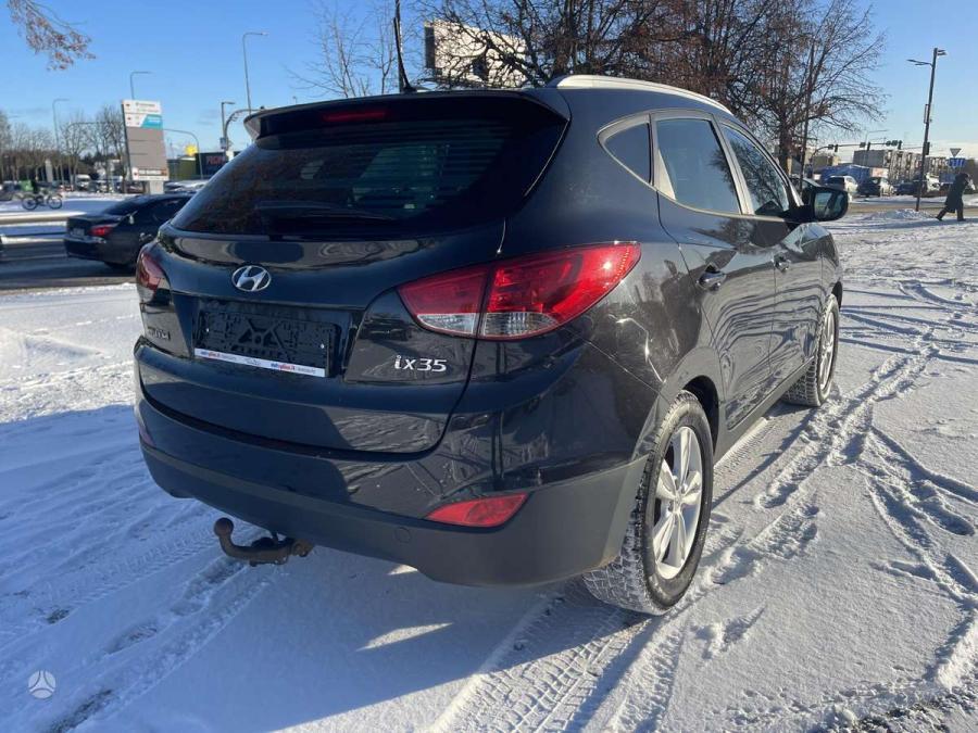 Black Hyundai ix35 2010 in Kaunas, with an engine capacity of 2.00 L and mileage of 223 thousand km for 4250 €, photo 12 on AUTOMOTO.COM.LV