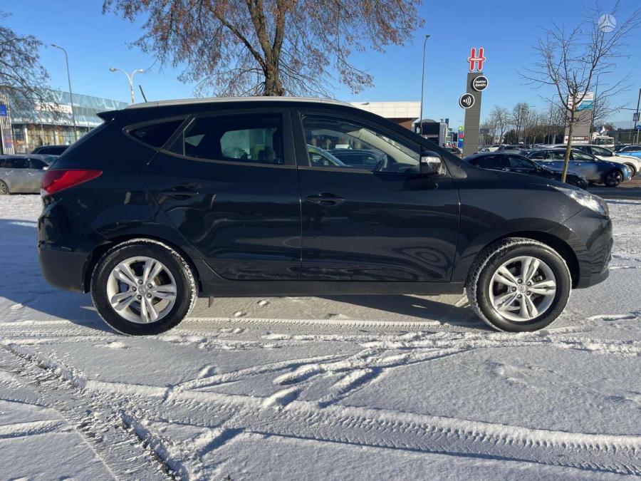 Black Hyundai ix35 2010 in Kaunas, with an engine capacity of 2.00 L and mileage of 223 thousand km for 4250 €, photo 15 on AUTOMOTO.COM.LV