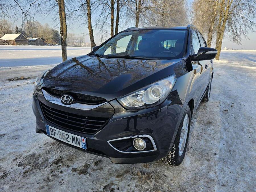 Black Hyundai ix35 2010 in Taurage, with an engine capacity of 1.70 L and mileage of 209 thousand km for 5400 €, photo 1 on AUTOMOTO.COM.LV