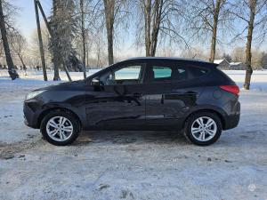 Black Hyundai ix35 2010 in Taurage, with an engine capacity of 1.70 L and mileage of 209 thousand km for 5400 €, photo 3 on AUTOMOTO.COM.LV