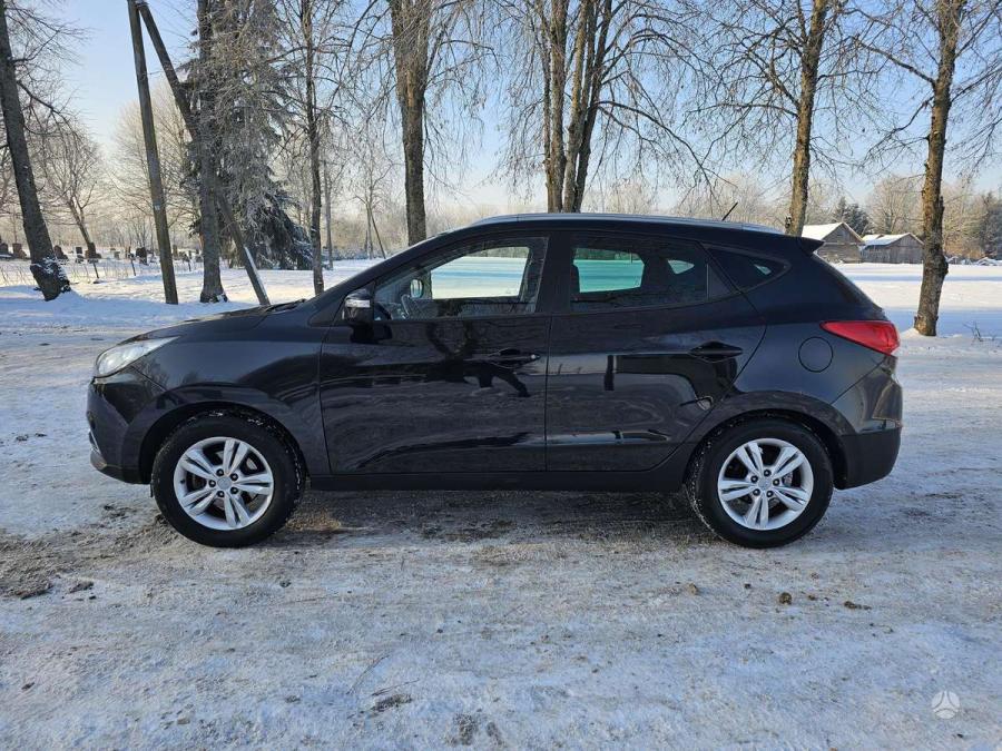 Black Hyundai ix35 2010 in Taurage, with an engine capacity of 1.70 L and mileage of 209 thousand km for 5400 €, photo 3 on AUTOMOTO.COM.LV