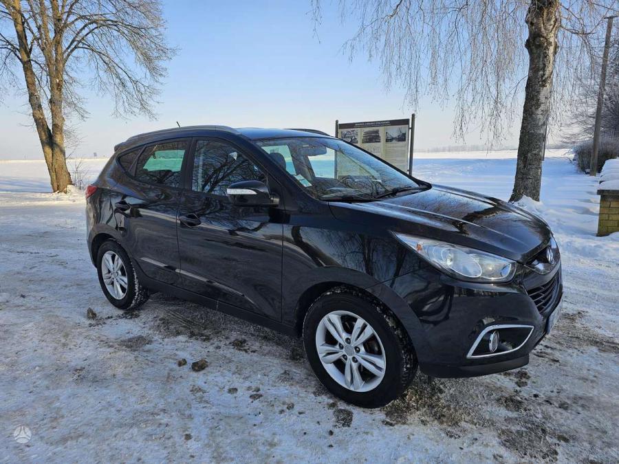 Black Hyundai ix35 2010 in Taurage, with an engine capacity of 1.70 L and mileage of 209 thousand km for 5400 €, photo 5 on AUTOMOTO.COM.LV
