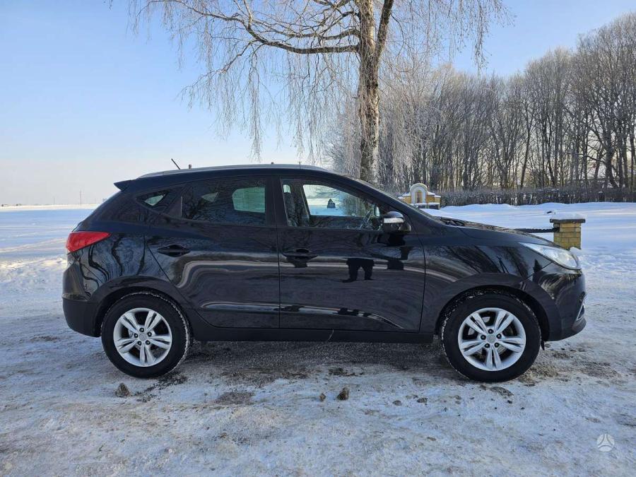 Black Hyundai ix35 2010 in Taurage, with an engine capacity of 1.70 L and mileage of 209 thousand km for 5400 €, photo 6 on AUTOMOTO.COM.LV