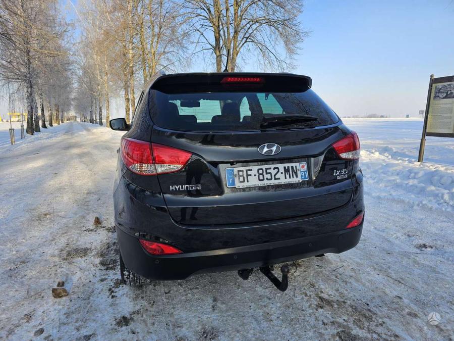 Black Hyundai ix35 2010 in Taurage, with an engine capacity of 1.70 L and mileage of 209 thousand km for 5400 €, photo 7 on AUTOMOTO.COM.LV
