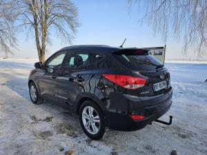 Black Hyundai ix35 2010 in Taurage, with an engine capacity of 1.70 L and mileage of 209 thousand km for 5400 €, photo 8 on AUTOMOTO.COM.LV