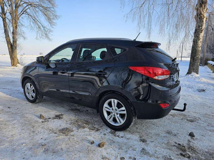 Black Hyundai ix35 2010 in Taurage, with an engine capacity of 1.70 L and mileage of 209 thousand km for 5400 €, photo 9 on AUTOMOTO.COM.LV