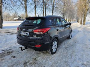 Black Hyundai ix35 2010 in Taurage, with an engine capacity of 1.70 L and mileage of 209 thousand km for 5400 €, photo 10 on AUTOMOTO.COM.LV