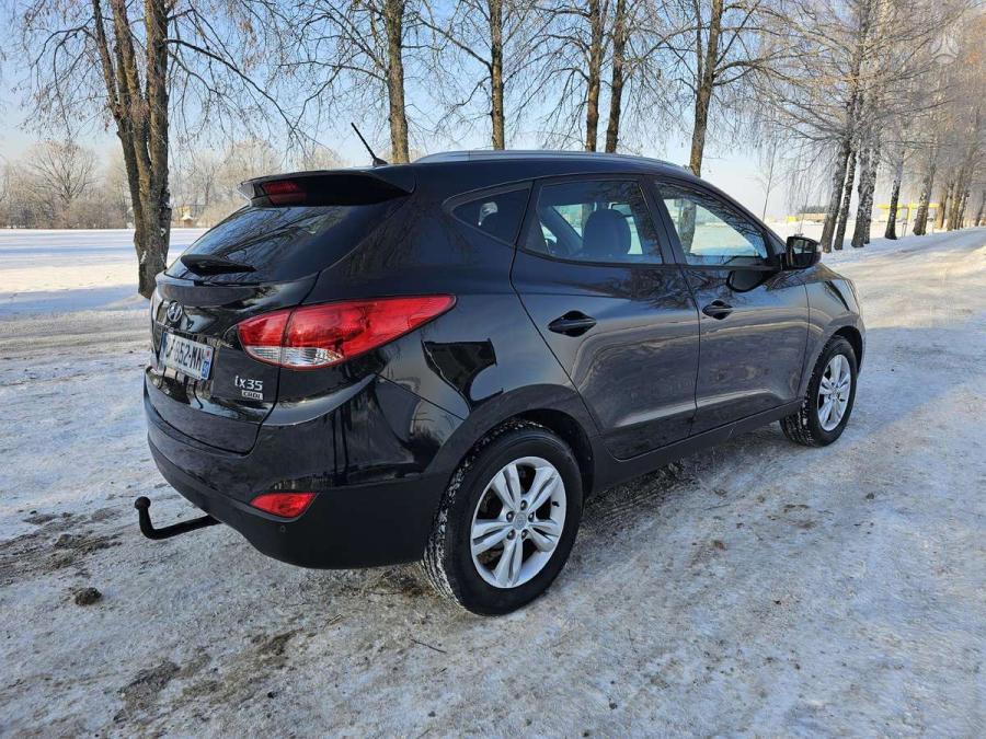 Black Hyundai ix35 2010 in Taurage, with an engine capacity of 1.70 L and mileage of 209 thousand km for 5400 €, photo 11 on AUTOMOTO.COM.LV