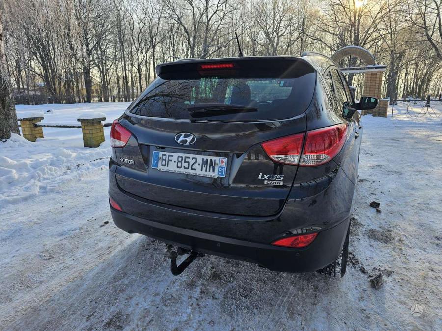 Black Hyundai ix35 2010 in Taurage, with an engine capacity of 1.70 L and mileage of 209 thousand km for 5400 €, photo 12 on AUTOMOTO.COM.LV