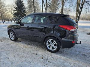 Black Hyundai ix35 2010 in Taurage, with an engine capacity of 1.70 L and mileage of 209 thousand km for 5400 €, photo 14 on AUTOMOTO.COM.LV