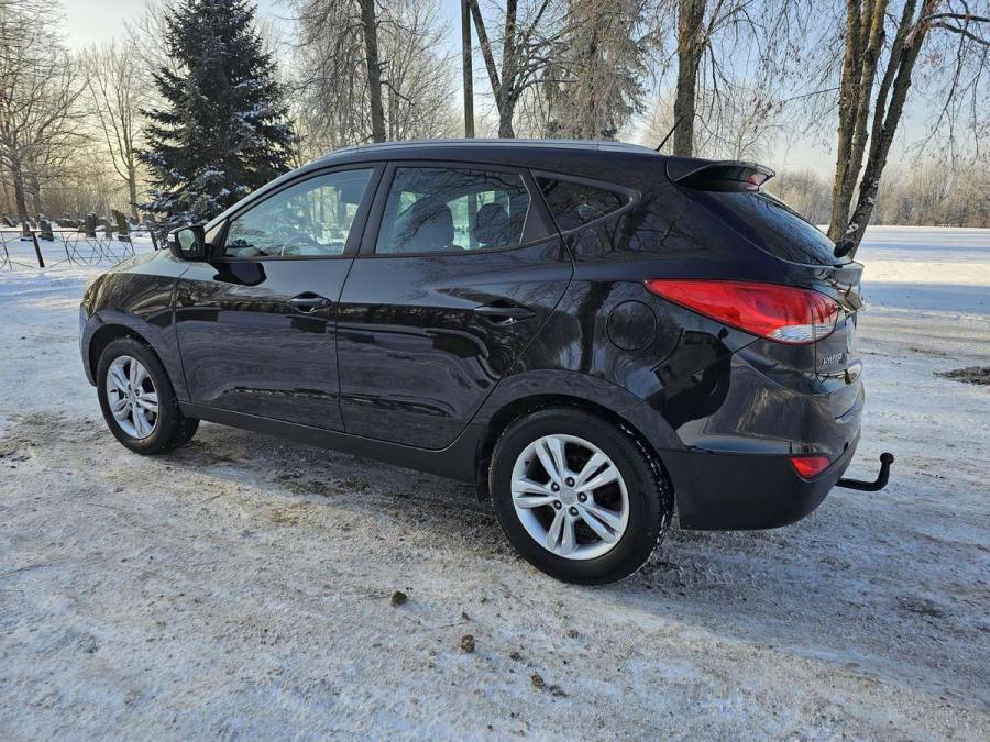 Black Hyundai ix35 2010 in Taurage, with an engine capacity of 1.70 L and mileage of 209 thousand km for 5400 €, photo 14 on AUTOMOTO.COM.LV