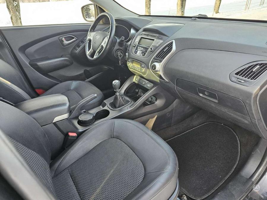 Black Hyundai ix35 2010 in Taurage, with an engine capacity of 1.70 L and mileage of 209 thousand km for 5400 €, photo 18 on AUTOMOTO.COM.LV