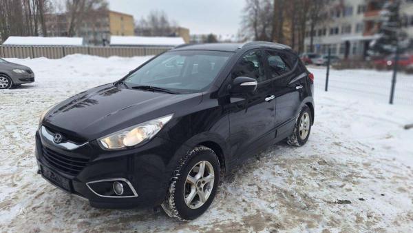 Black Hyundai ix35 2010 in Kaunas, with an engine capacity of 2.00 L and mileage of 262 thousand km for 4750 €, photo 1 on AUTOMOTO.COM.LV