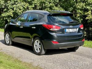 Melns Hyundai ix35 2010 Talsi, ar dzinēja tilpumu 2.00 L un nobraukumu 227 tūkst. km par 5970 €, foto 3 vietnē AUTOMOTO.COM.LV
