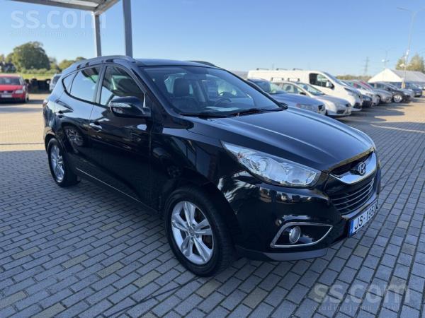 Black Hyundai ix35 2010 in Talsi, with an engine capacity of 2.00 L and mileage of 227 thousand km for 6490 €, photo 3 on AUTOMOTO.COM.LV