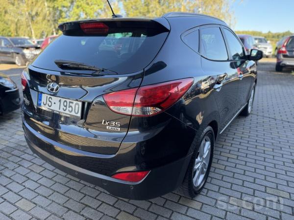 Black Hyundai ix35 2010 in Talsi, with an engine capacity of 2.00 L and mileage of 227 thousand km for 6490 €, photo 4 on AUTOMOTO.COM.LV