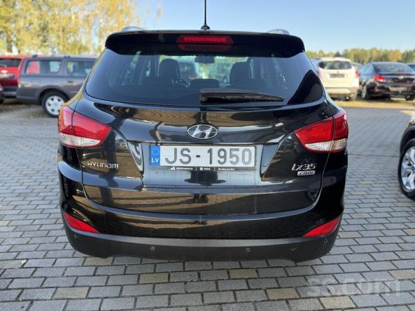 Black Hyundai ix35 2010 in Talsi, with an engine capacity of 2.00 L and mileage of 227 thousand km for 6490 €, photo 5 on AUTOMOTO.COM.LV