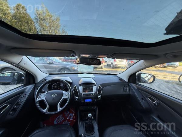 Black Hyundai ix35 2010 in Talsi, with an engine capacity of 2.00 L and mileage of 227 thousand km for 6490 €, photo 9 on AUTOMOTO.COM.LV