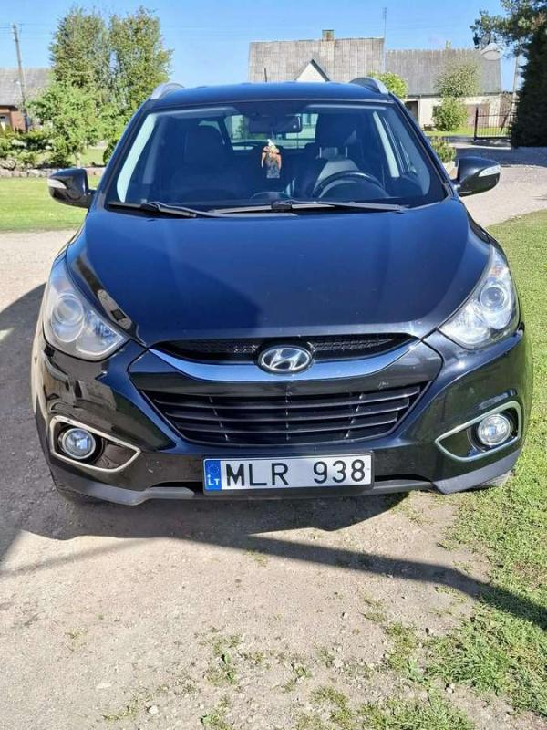 Black Hyundai ix35 2010 in Raseiniai, with an engine capacity of 2.00 L and mileage of 289 thousand km for 4200 €, photo 1 on AUTOMOTO.COM.LV