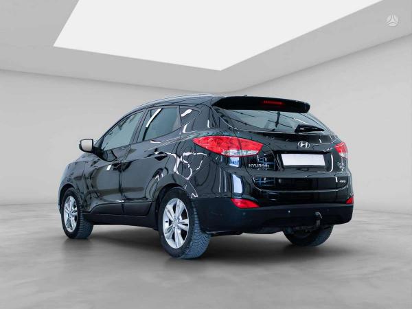 Black Hyundai ix35 2010 in Kaunas, with an engine capacity of 2.00 L and mileage of 289 thousand km for 5490 €, photo 4 on AUTOMOTO.COM.LV