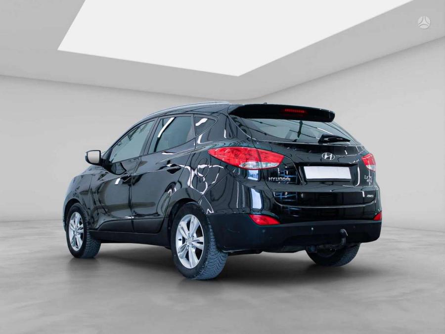 Black Hyundai ix35 2010 in Kaunas, with an engine capacity of 2.00 L and mileage of 289 thousand km for 5490 €, photo 5 on AUTOMOTO.COM.LV