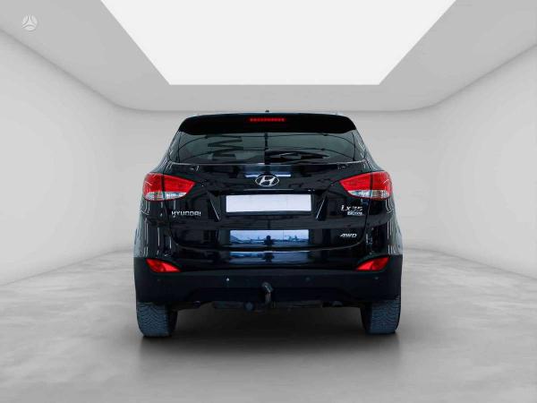 Black Hyundai ix35 2010 in Kaunas, with an engine capacity of 2.00 L and mileage of 289 thousand km for 5490 €, photo 5 on AUTOMOTO.COM.LV