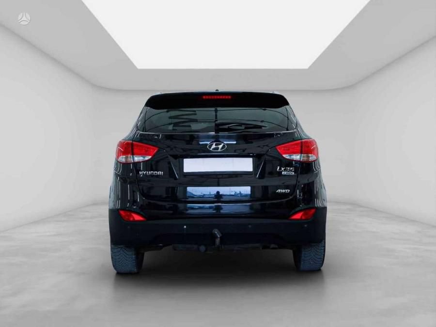 Black Hyundai ix35 2010 in Kaunas, with an engine capacity of 2.00 L and mileage of 289 thousand km for 5490 €, photo 6 on AUTOMOTO.COM.LV