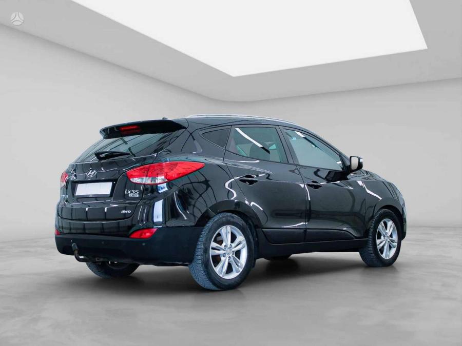 Black Hyundai ix35 2010 in Kaunas, with an engine capacity of 2.00 L and mileage of 289 thousand km for 5490 €, photo 7 on AUTOMOTO.COM.LV