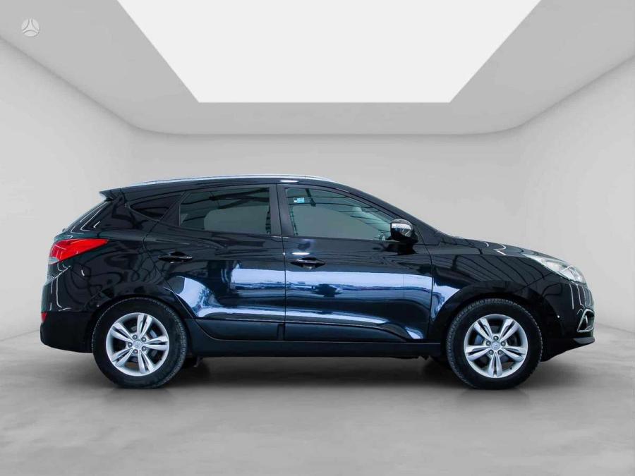 Black Hyundai ix35 2010 in Kaunas, with an engine capacity of 2.00 L and mileage of 289 thousand km for 5490 €, photo 8 on AUTOMOTO.COM.LV