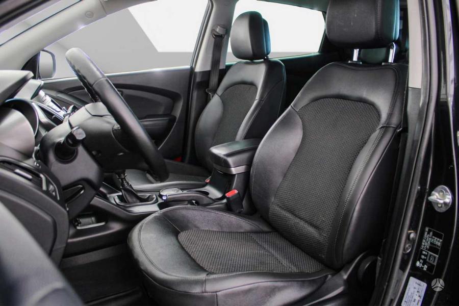 Black Hyundai ix35 2010 in Kaunas, with an engine capacity of 2.00 L and mileage of 289 thousand km for 5490 €, photo 10 on AUTOMOTO.COM.LV