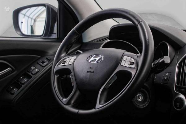 Black Hyundai ix35 2010 in Kaunas, with an engine capacity of 2.00 L and mileage of 289 thousand km for 5490 €, photo 10 on AUTOMOTO.COM.LV