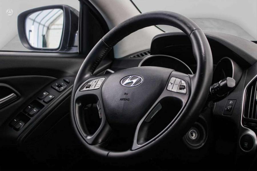 Black Hyundai ix35 2010 in Kaunas, with an engine capacity of 2.00 L and mileage of 289 thousand km for 5490 €, photo 11 on AUTOMOTO.COM.LV