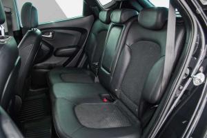 Black Hyundai ix35 2010 in Kaunas, with an engine capacity of 2.00 L and mileage of 289 thousand km for 5490 €, photo 12 on AUTOMOTO.COM.LV
