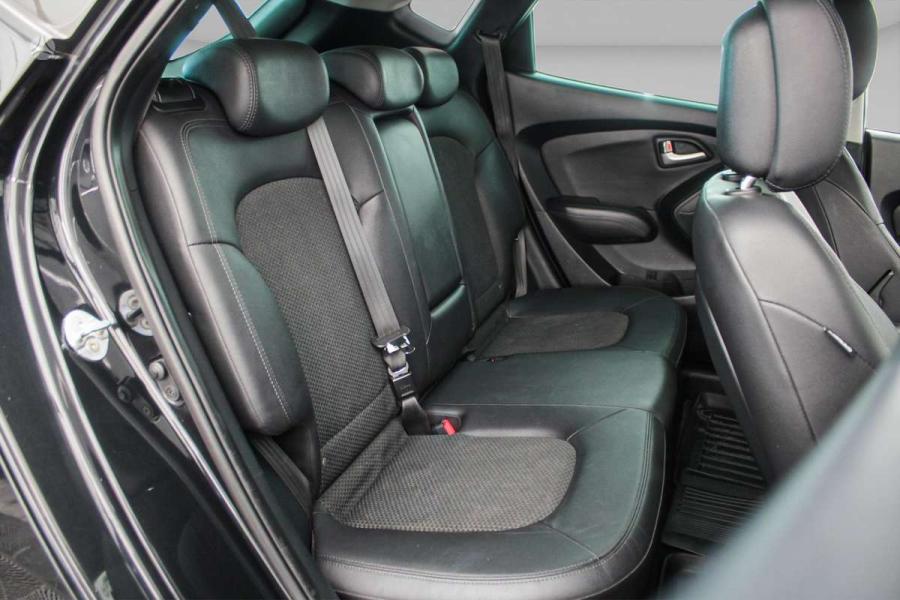 Black Hyundai ix35 2010 in Kaunas, with an engine capacity of 2.00 L and mileage of 289 thousand km for 5490 €, photo 16 on AUTOMOTO.COM.LV